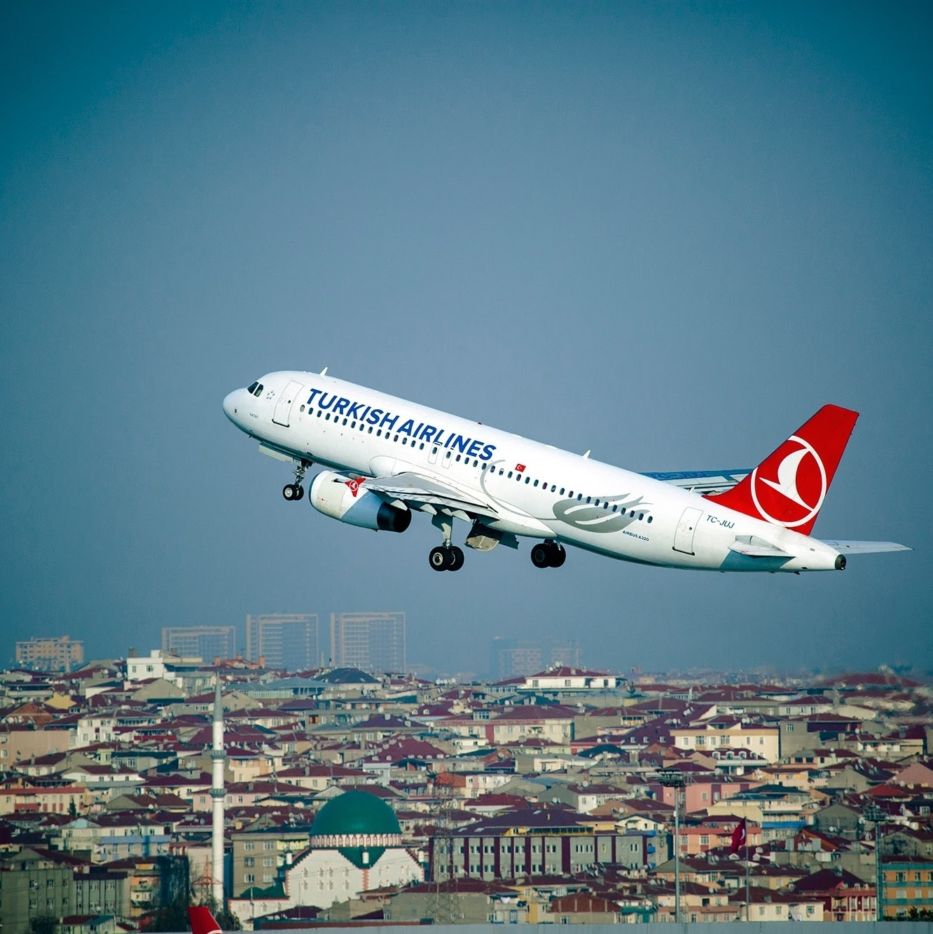 Bebê nasce durante voo em avião da Turkish Airlines