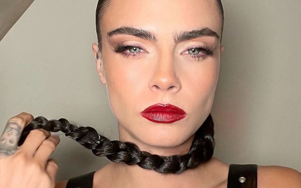 Cara Delevingne expõe luta contra o seu vício em pornografia