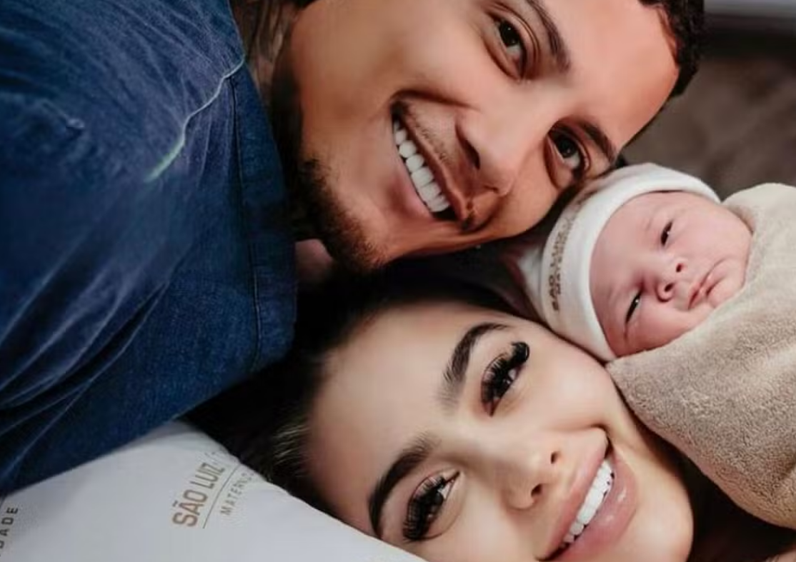 MC Mirella e Dynho Alves mostram rostinho da filha, Serena