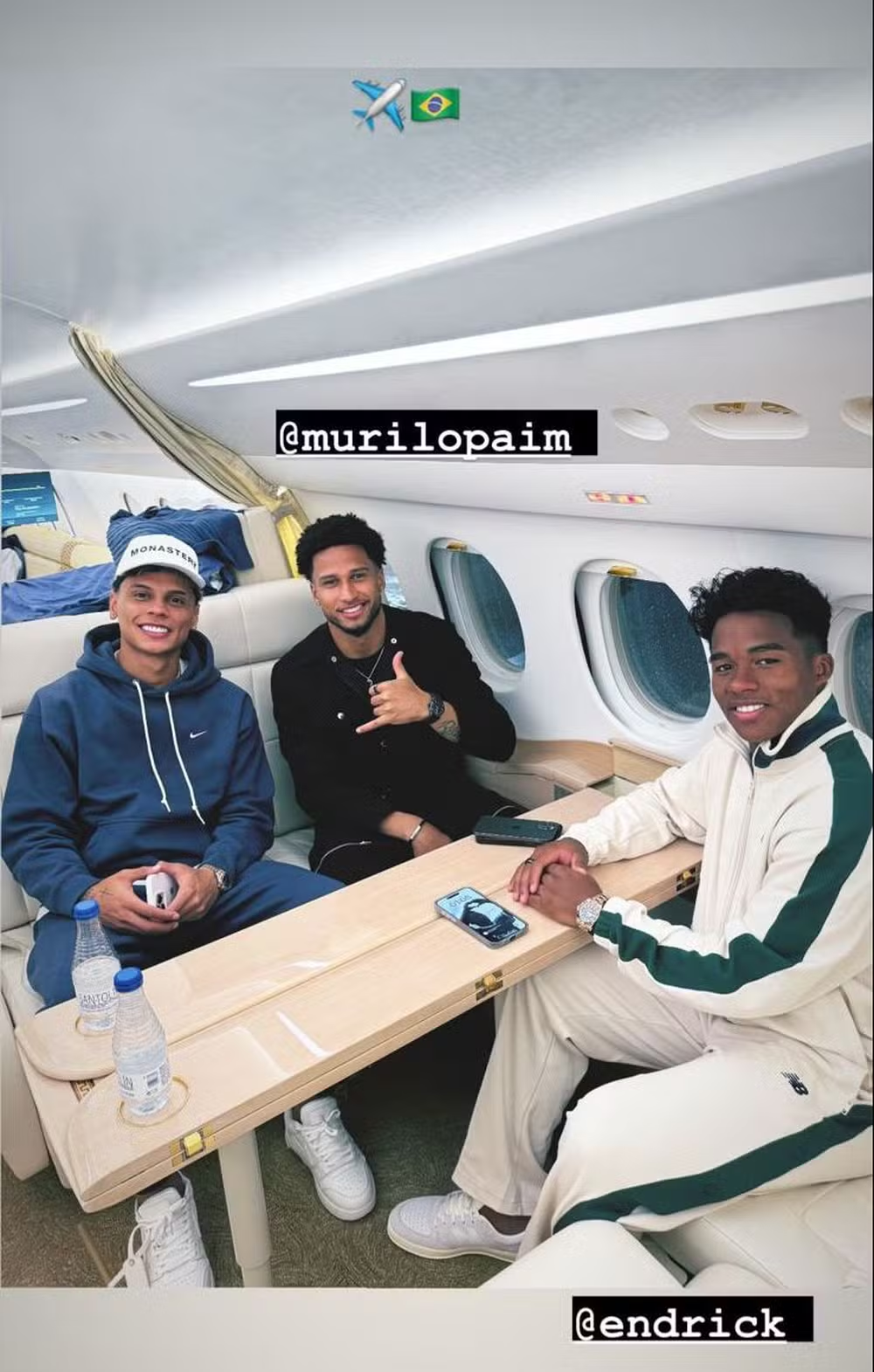 Murilo, Richard Ríos e Endrick retornam em avião de Leila Pereira